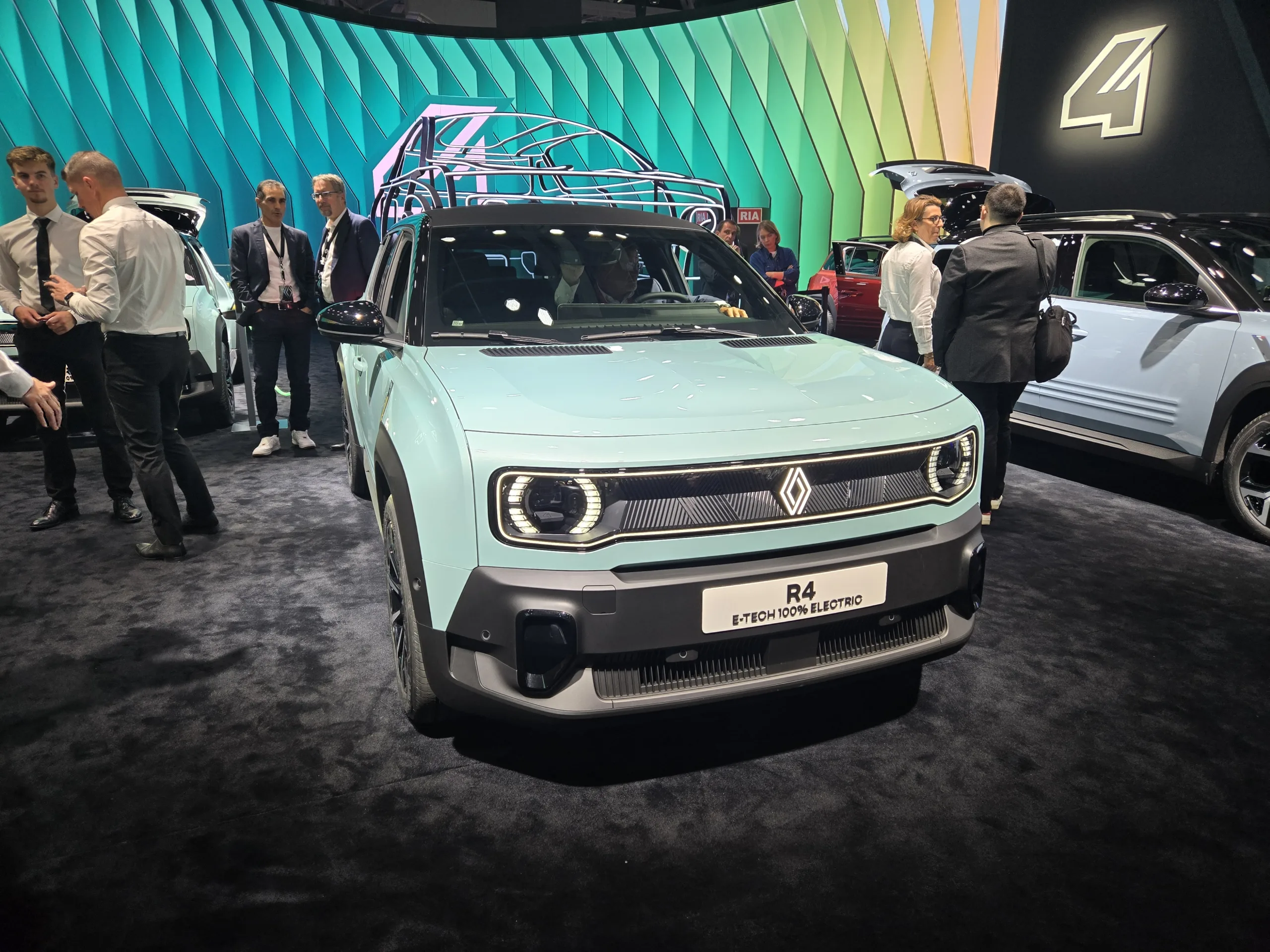 On est monté à bord de la Renault R4 électrique : la R5 en un peu plus gros